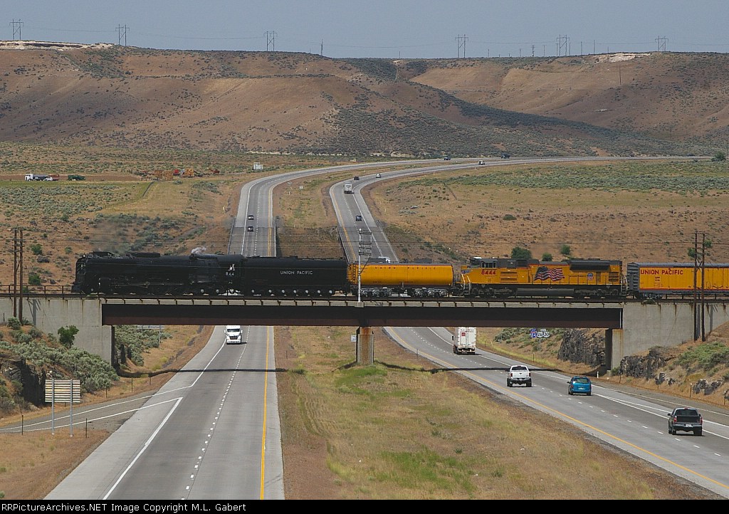 UP 844 crosses the Interstate 84 overpass